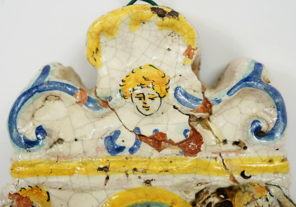 Piccola acquasantiera in maiolica smaltata policroma con decoro di ... Piccola acquasantiera in maiolica smaltata policroma con decoro di ...